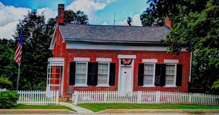 Best Small Towns in Ohio: 25 Spots You’ll Love (& What To Do There)